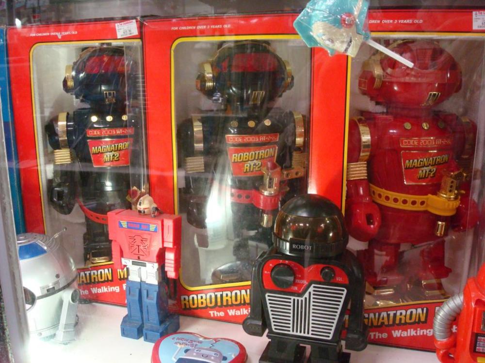 Large Plastic robots then and Now. - ROBOT TALK - Alphadrome | Home of ...