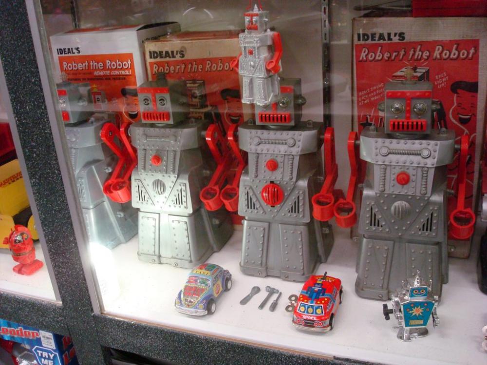 Large Plastic robots then and Now. - ROBOT TALK - Alphadrome | Home of ...