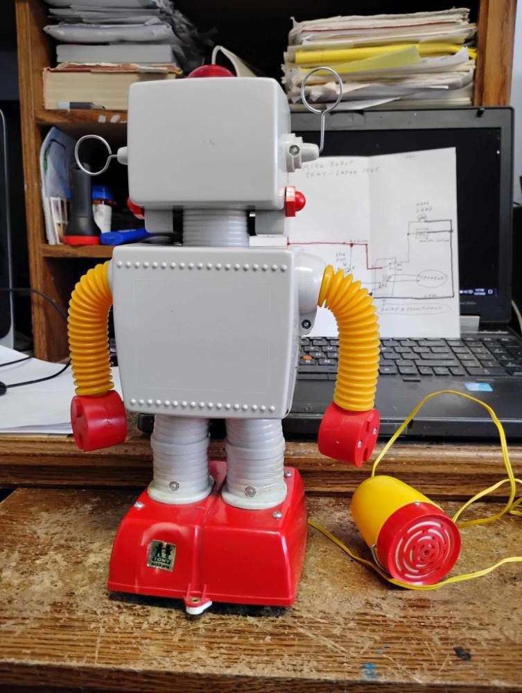 Demo and inside look of MIKE Robot. TOMY JAPAN 1965. - ROBOT TALK ...