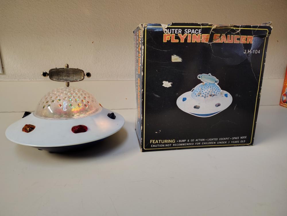 OUTER SPACE FLYING SAUCER - ROBOT TALK - Alphadrome | Home of the ...