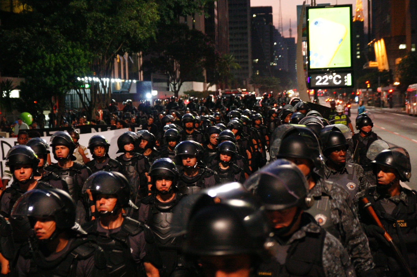 WORLD POLICE RIOT SQUADS - Police Forces of the World - Gentleman's ...