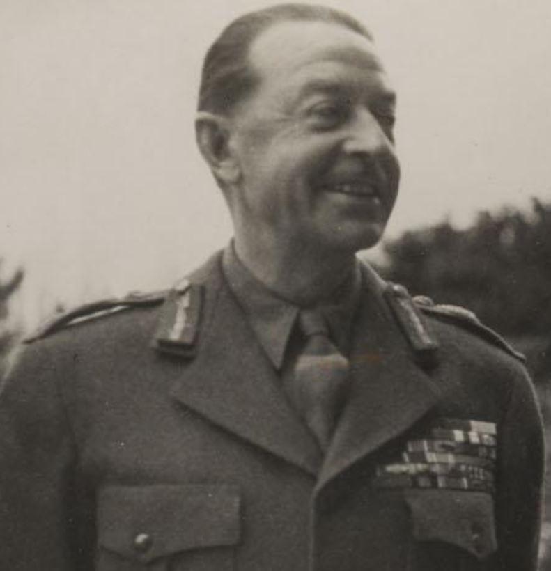 Help in identifying a high-ranking British officer standing in a photo ...