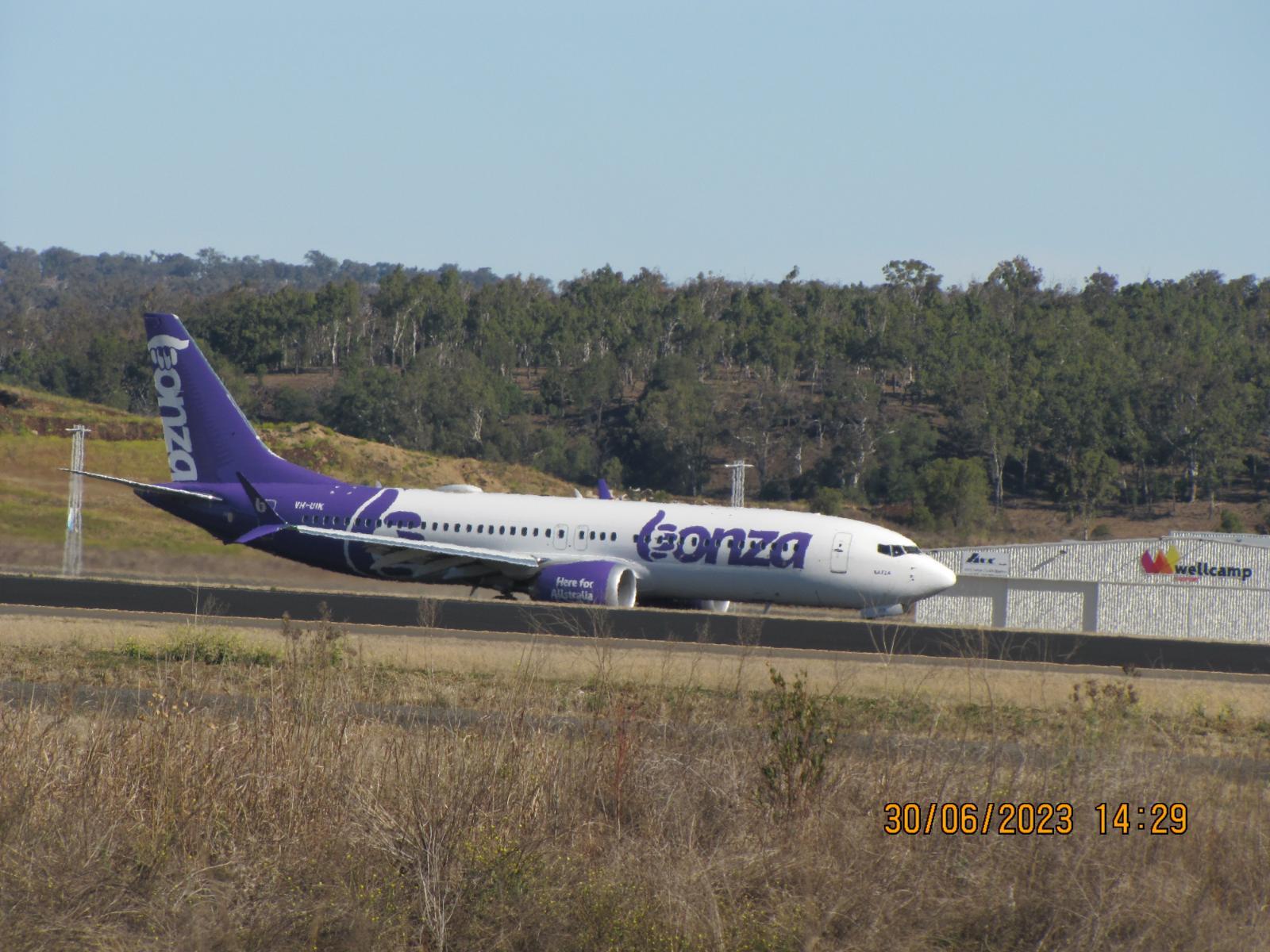 Livery Request for Bonza 737. pics taken at Wellcamp Airport (YBWW ...