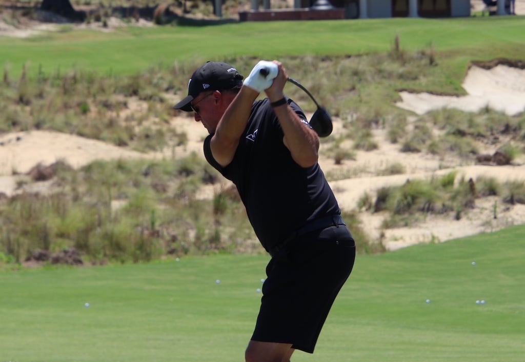 Phil Mickelson testing a Callaway proto mini driver w/ new Mitsubishi ...