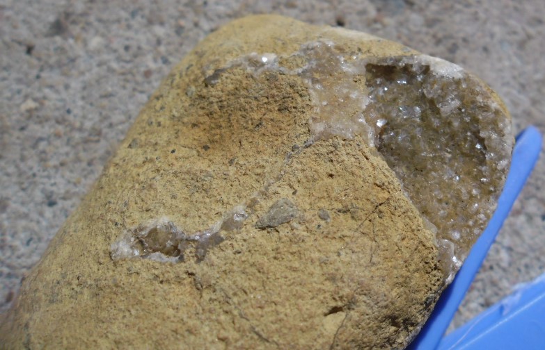 Prehistoric Rock With Quartz Inside? - Rocks & Minerals - The Fossil Forum