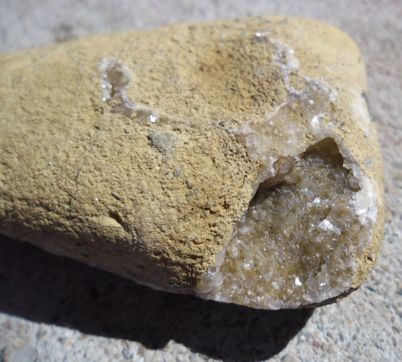 Prehistoric Rock With Quartz Inside? - Rocks & Minerals - The Fossil Forum