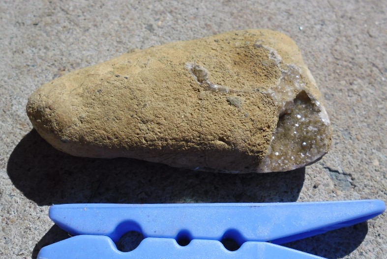 Prehistoric Rock With Quartz Inside? - Rocks & Minerals - The Fossil Forum