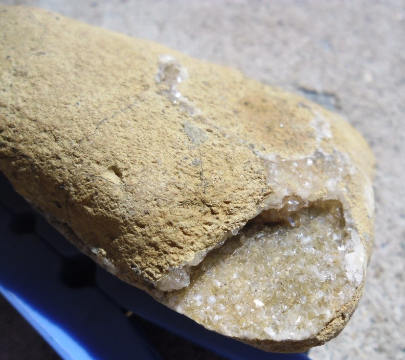 Prehistoric Rock With Quartz Inside? - Rocks & Minerals - The Fossil Forum