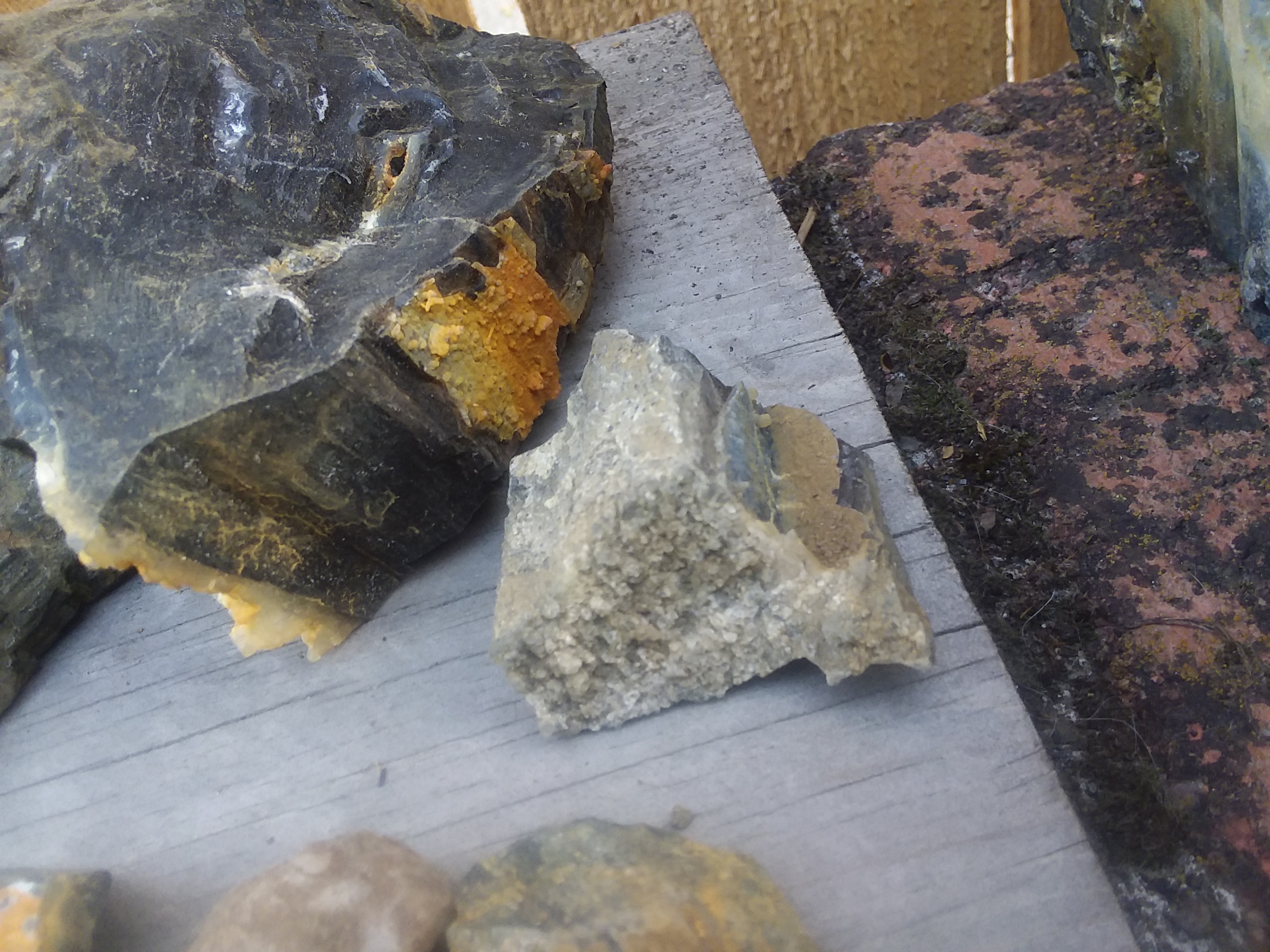 Burned petrified wood with quartz and gold - Fossil ID - The Fossil Forum
