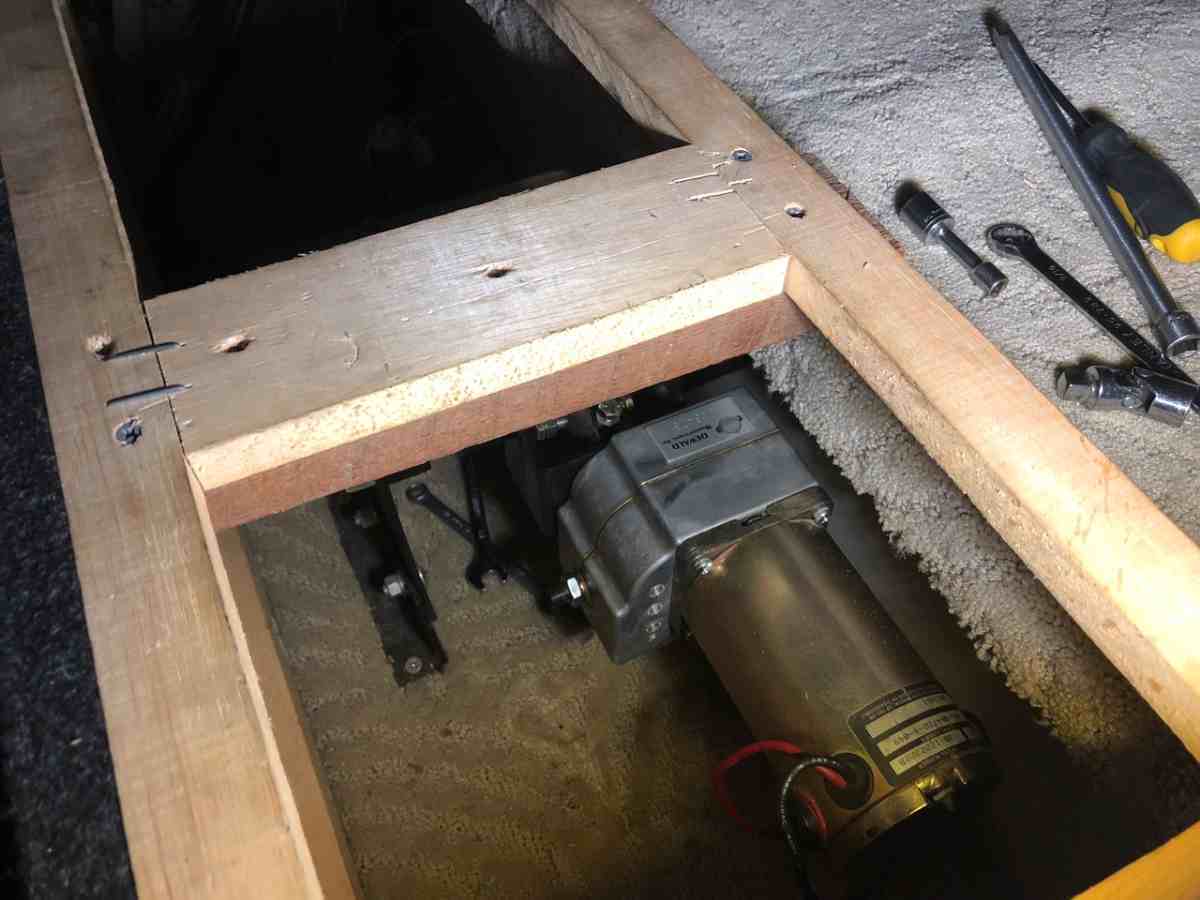 How to access slide mechanism for 2001 Diplomat 40 - Body, Awning, Roof ...