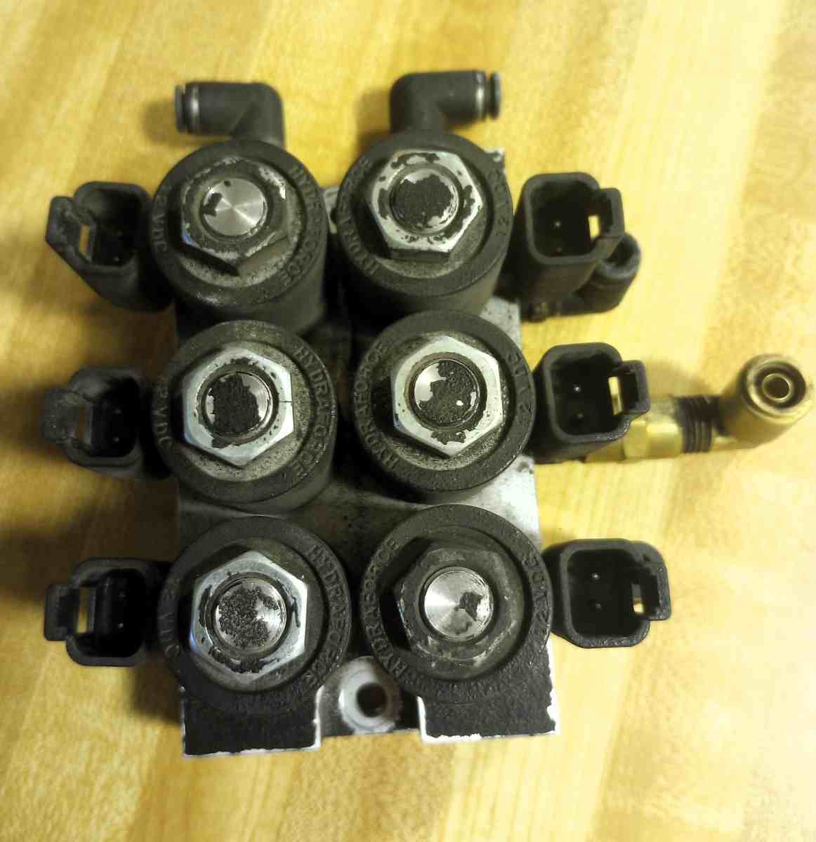 Valid Air Leveling Manifold - Front 6 pack - For Sale: Parts ...