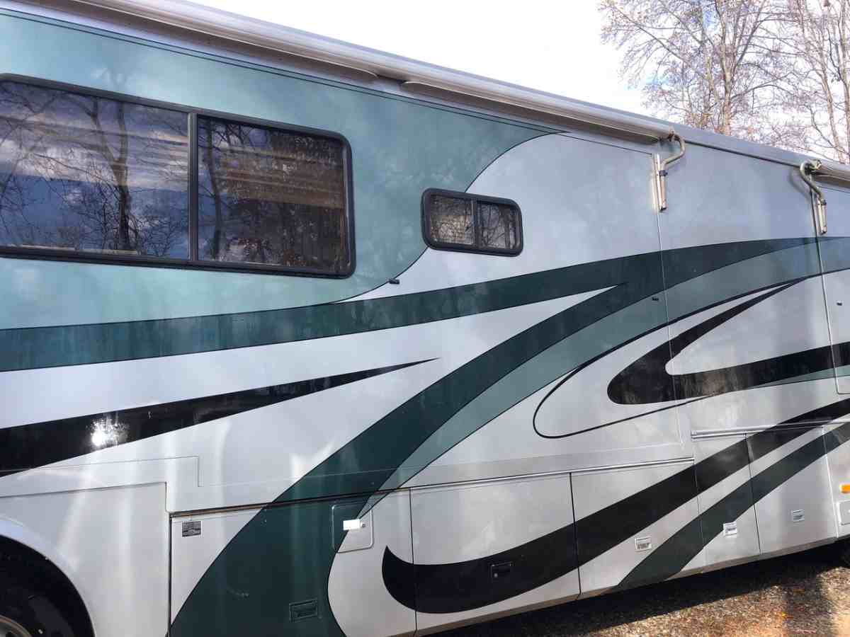 04 HR NAV Compartment door damage - Body, Awning, Roof, Slides, & Steps ...