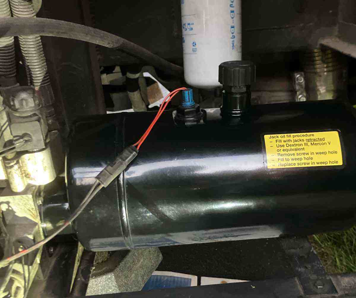 Leaking reservoir for hydraulic levelers - Engine, Transmission, Engine ...