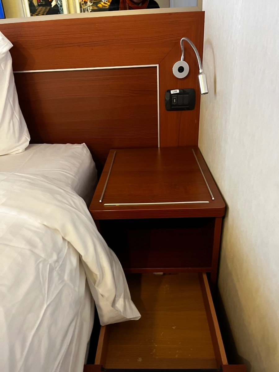 Does Nieuw Amsterdam have outlets near bed? - Holland America Line ...
