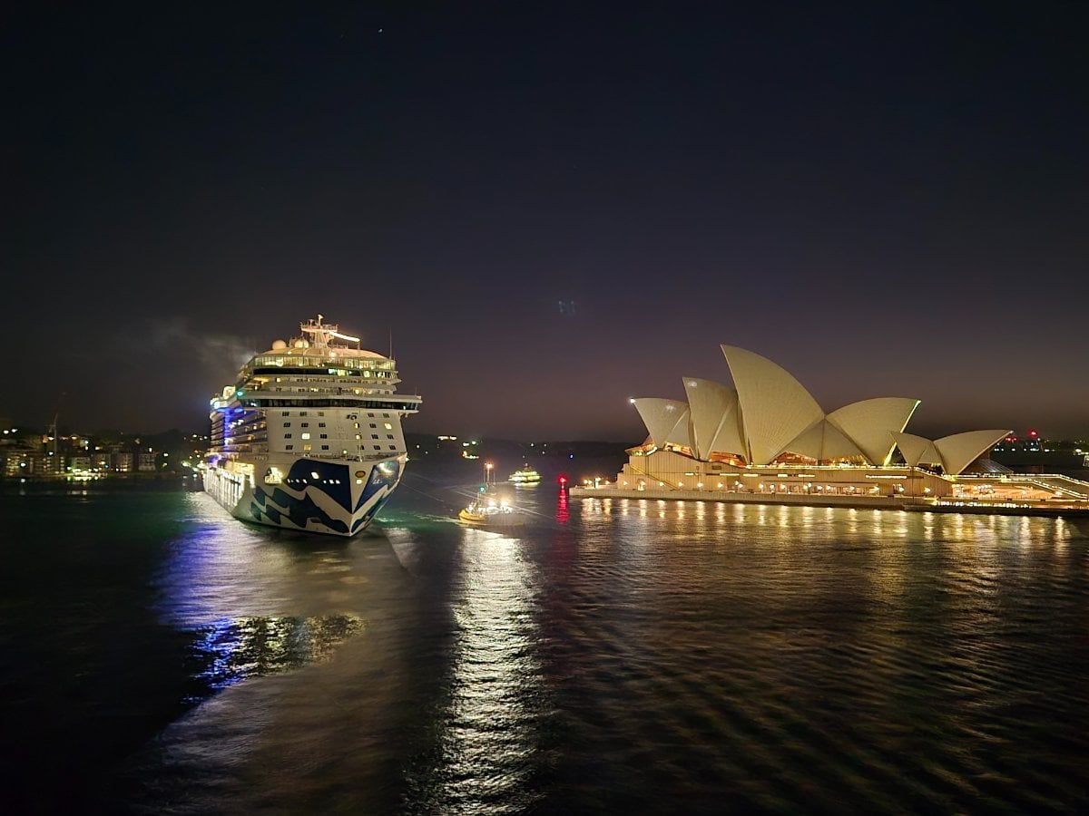 A bit of Discovery & Crown Princess live - Australia & New Zealand ...