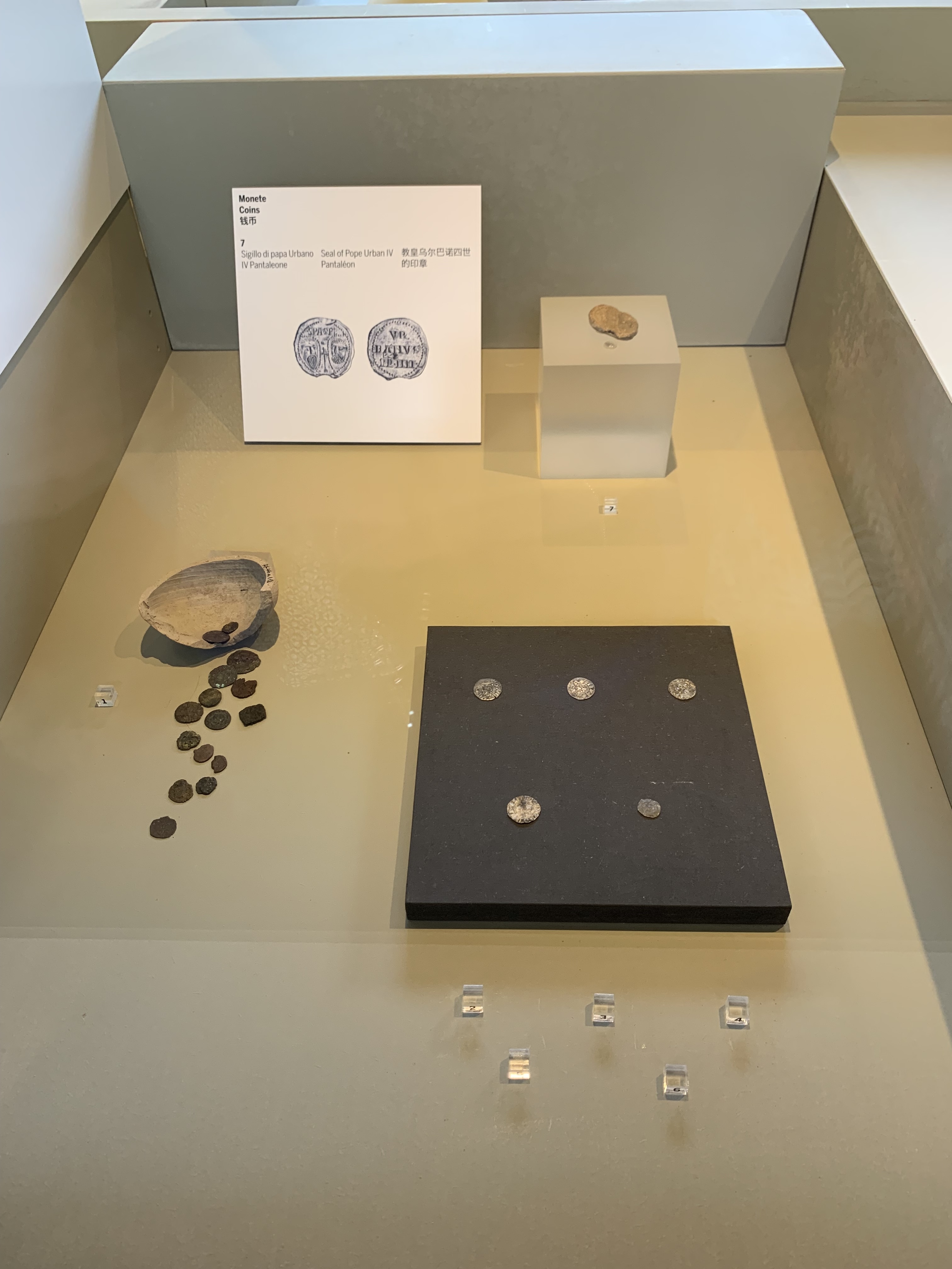 Interesting trio at the Colosseum - Roman Imperial Coins - Numis Forums