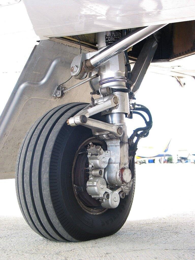 Cessna 550 Citation II - the landing gear, right leg close-up / CS-DDV ...
