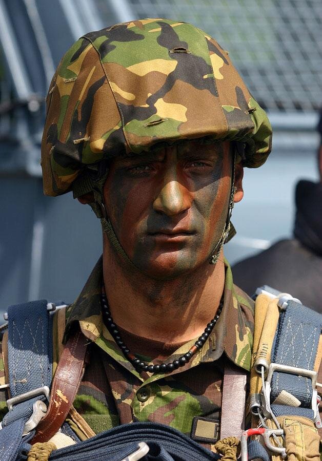 join the army they sad, see the world they sad..... / Romanian special ...