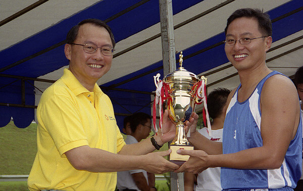 Commanding Officer, 24 SA, LTC Sim Hong Meng receiving Overall ...