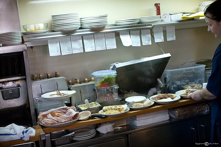 Breakfast line in the kitchen - Journalism - Photo.net