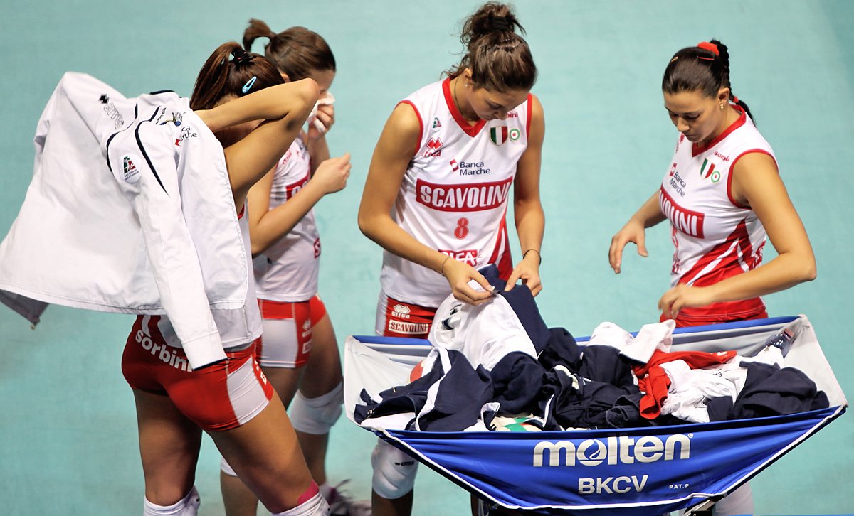 LAURA SACCOMANI (& c.) - ALLA RICERCA DELLA TUTA? -(one click more to ...