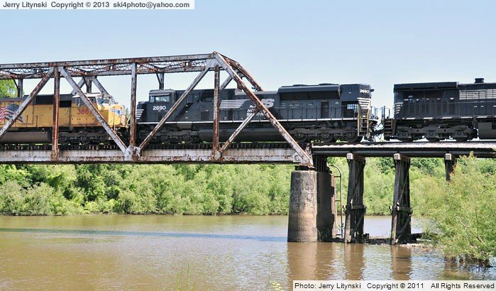 Norfolk-Southern [NS] Engine No. 2690 on the CSX rairoad bridge that ...