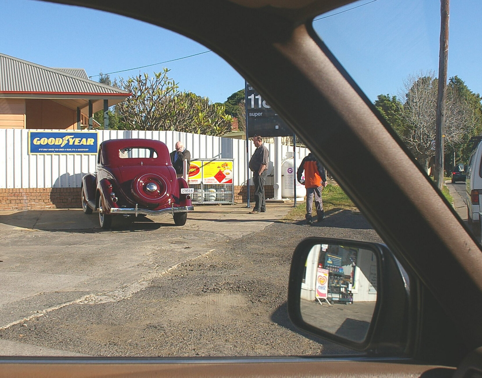 Milton garage.jpg - Journalism - Photo.net