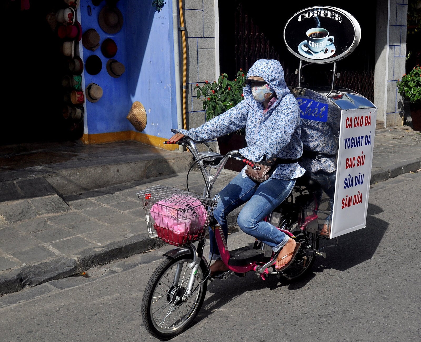 Mobile Coffee shop Vietnam.JPG - Street - Photo.net