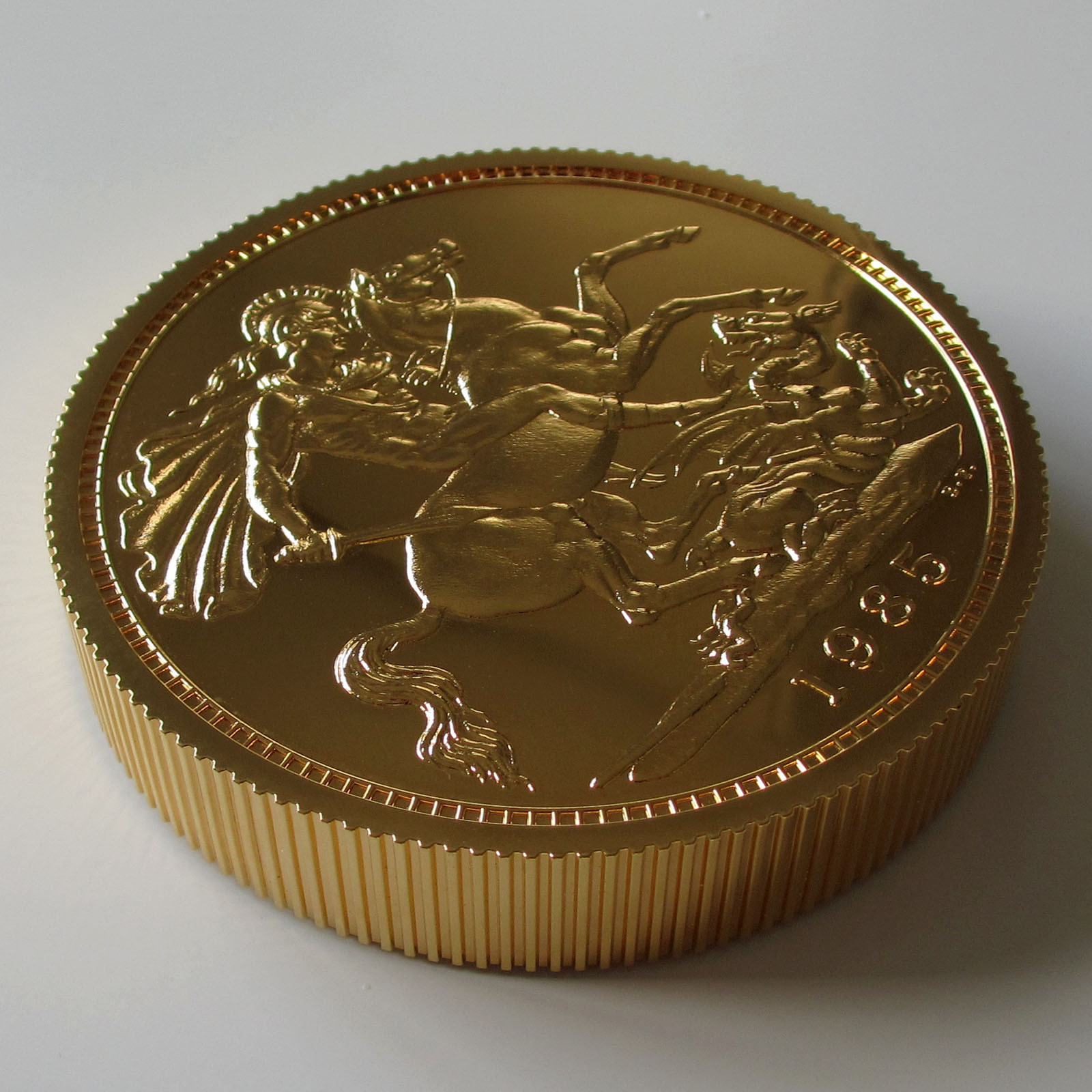 Royal Mint Coin Club 1985 Sovereign Paperweight and Display Stand - UK ...