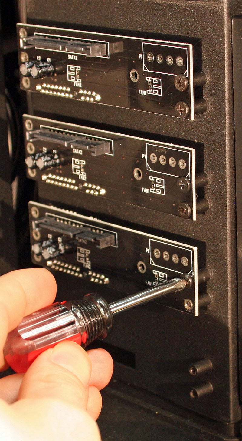 Upgrading the 800D to a SATA3 Backplane - How-tos and DIY - Corsair ...