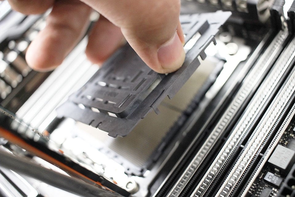 AMD Ryzen Threadripper: CPU and Cooler Installation - How-tos and DIY ...