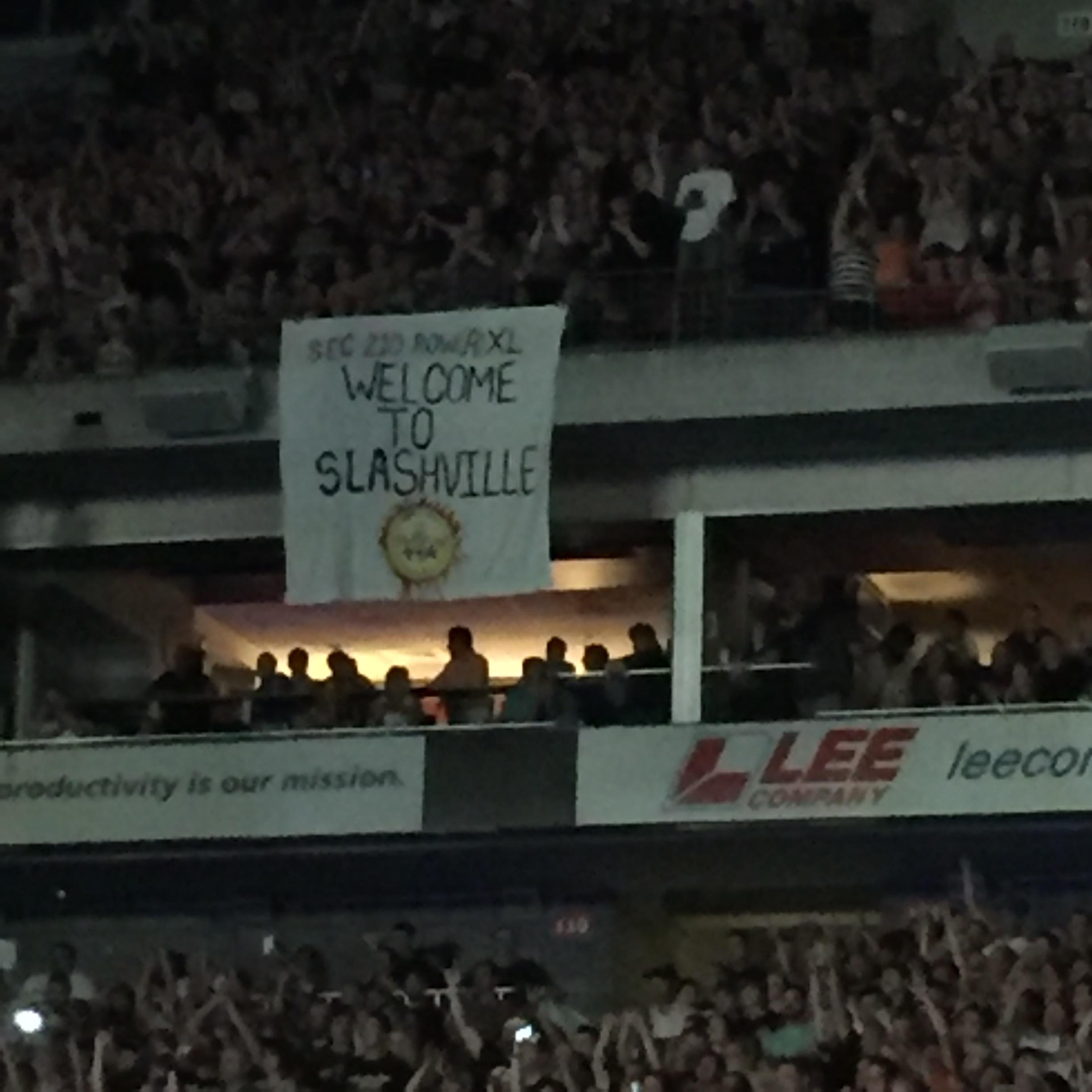 Fan Says "Where's Izzy" Sign Was Removed By Security - GUNS N' ROSES ...