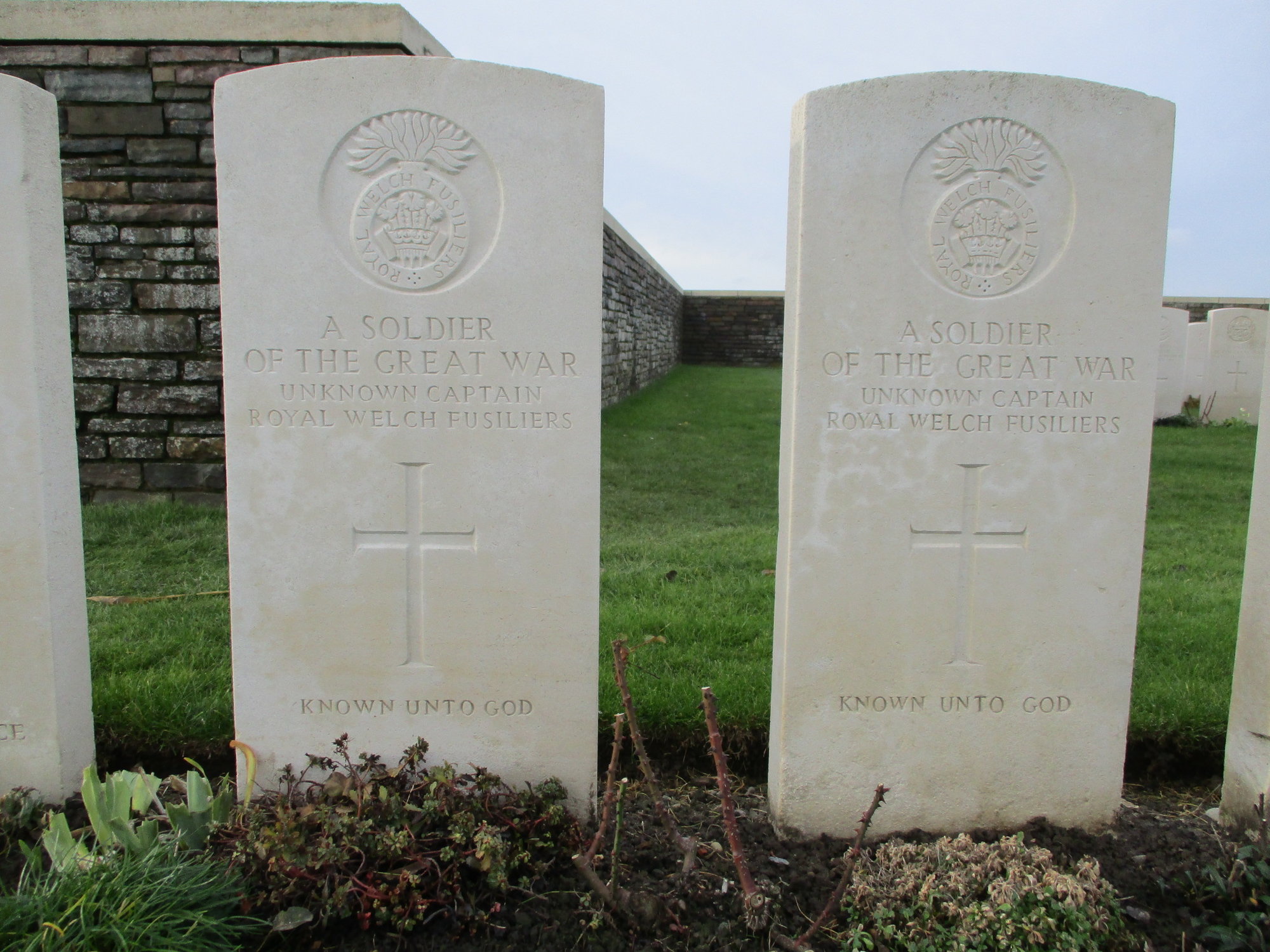 Captains Meyricke Entwisle Lloyd and William Geoffrey Vyvyan, 1st Bn ...