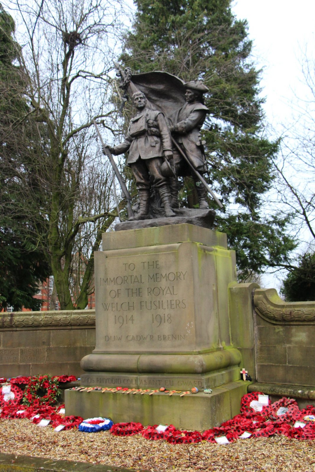 WREXHAM ROYAL WELCH FUSILIERS WAR MEMORIAL - Cemeteries and memorials ...
