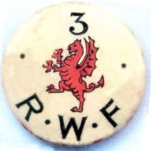 RWF Tin pin badge - Soldiers and their units - The Great War (1914-1918 ...