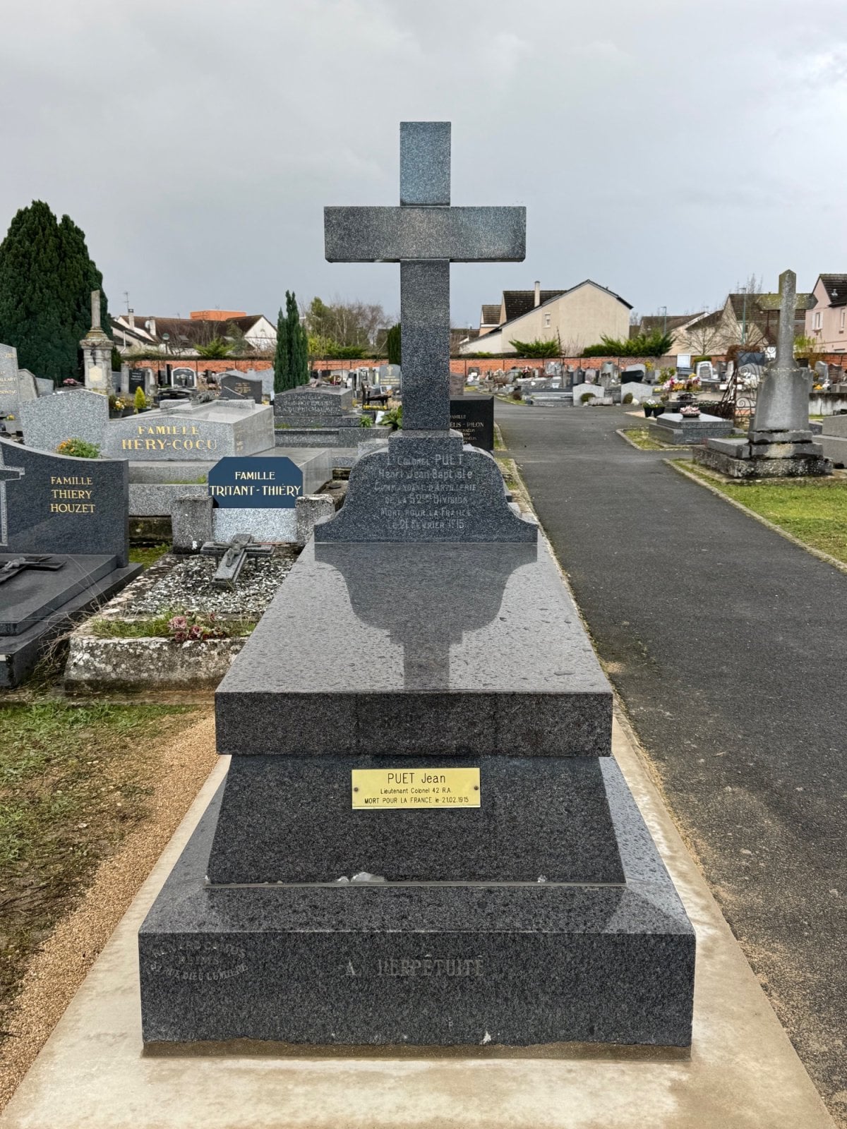 French Grave in Tinqueux Municipal Cemetery - Cemeteries and memorials ...