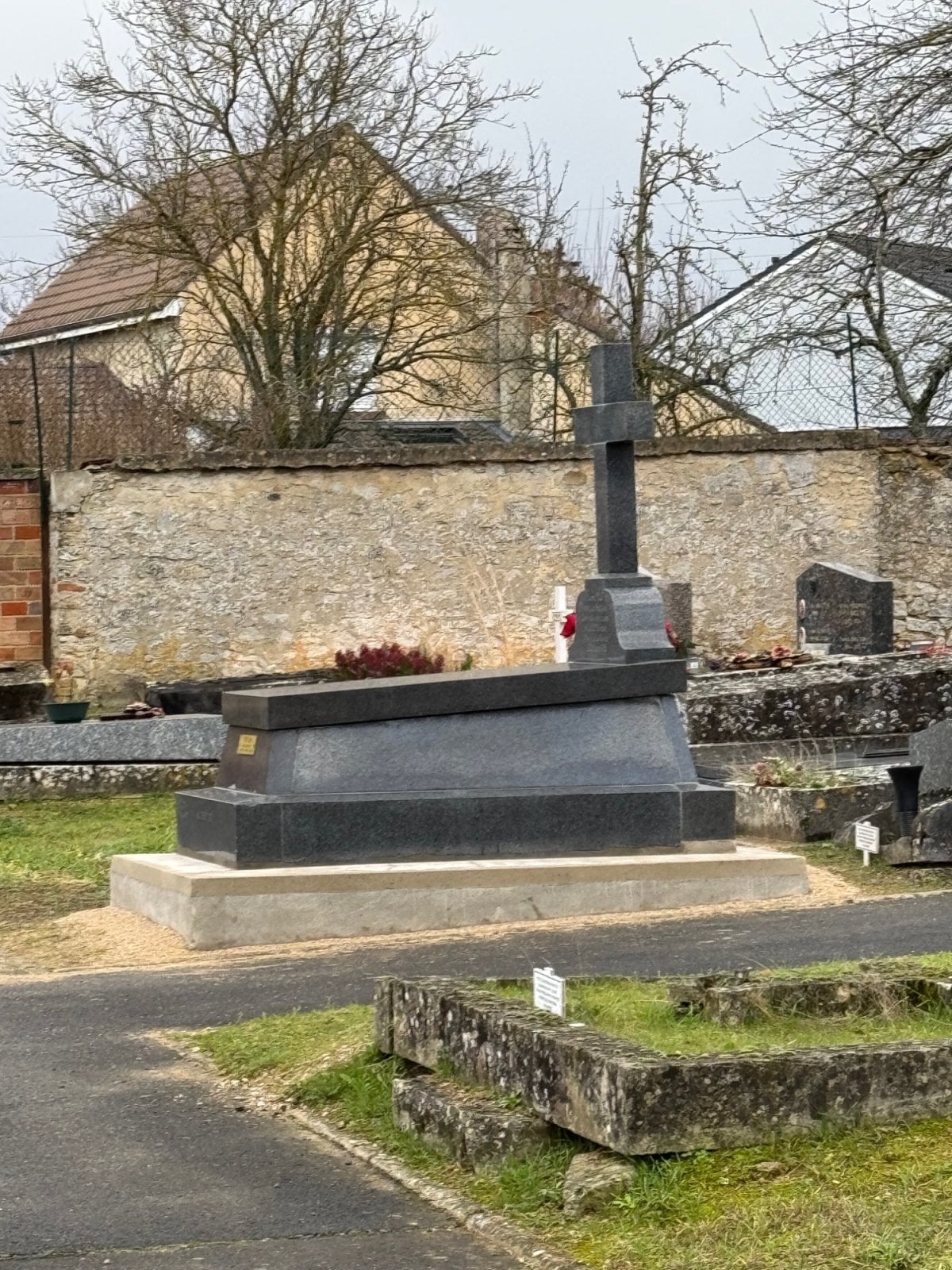 French Grave in Tinqueux Municipal Cemetery - Cemeteries and memorials ...