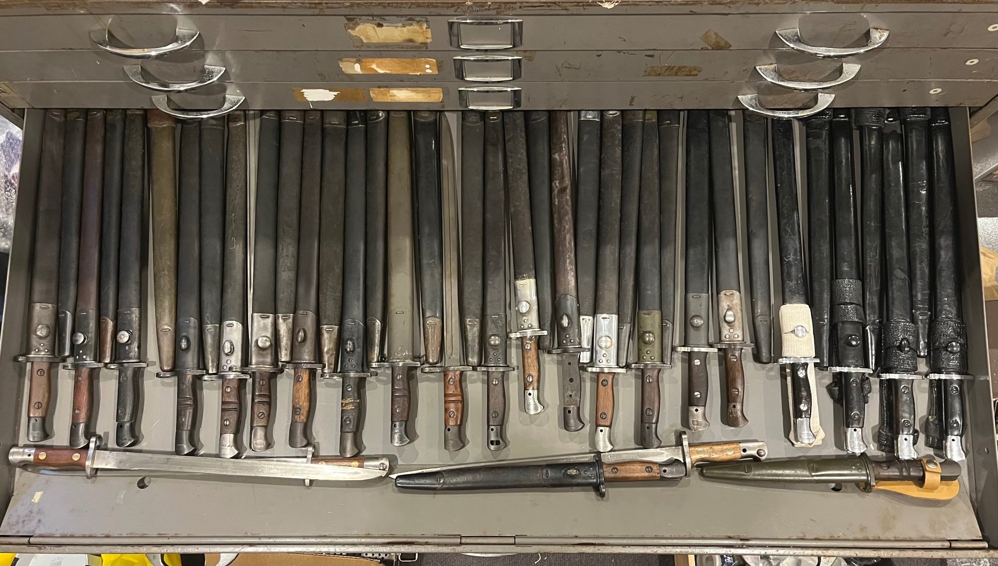 Semantics of grip screw orientation - Arms and other weapons - The ...
