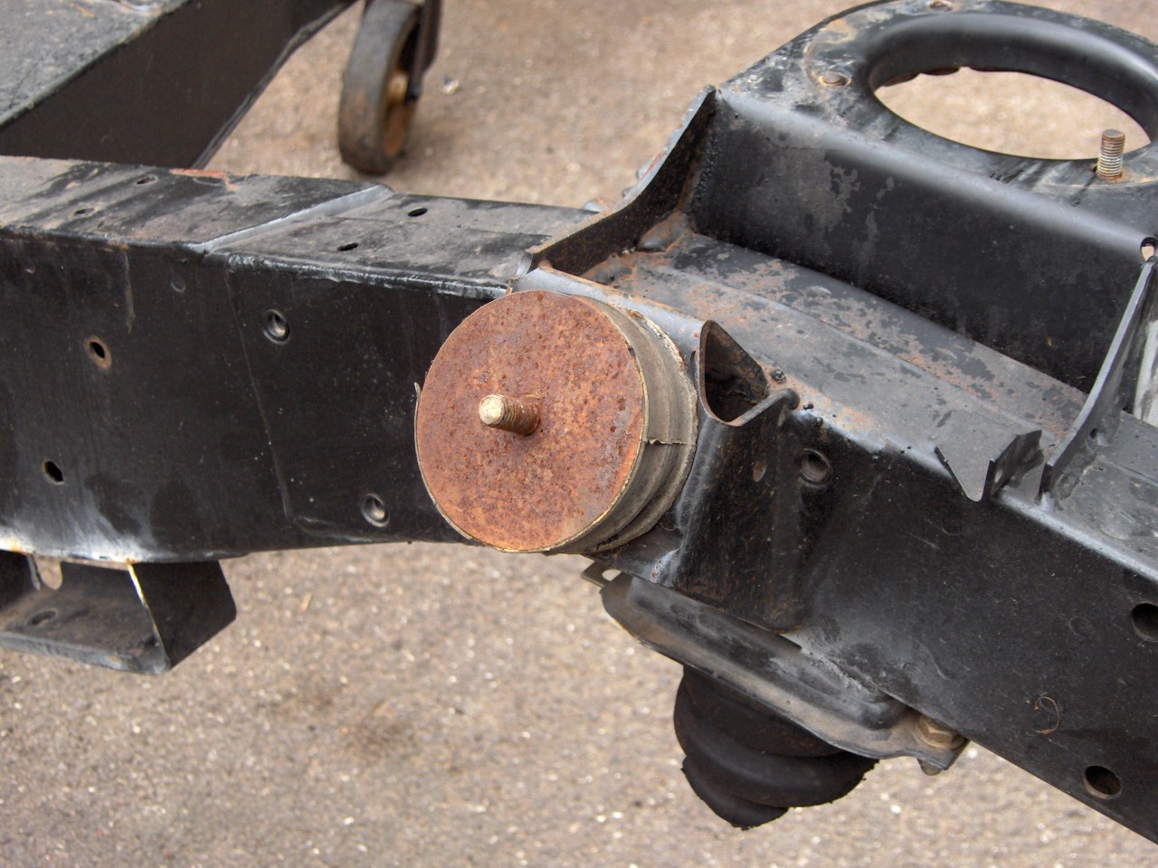 v8 90 engine mount (chassis position) - International Forum - LR4x4 ...