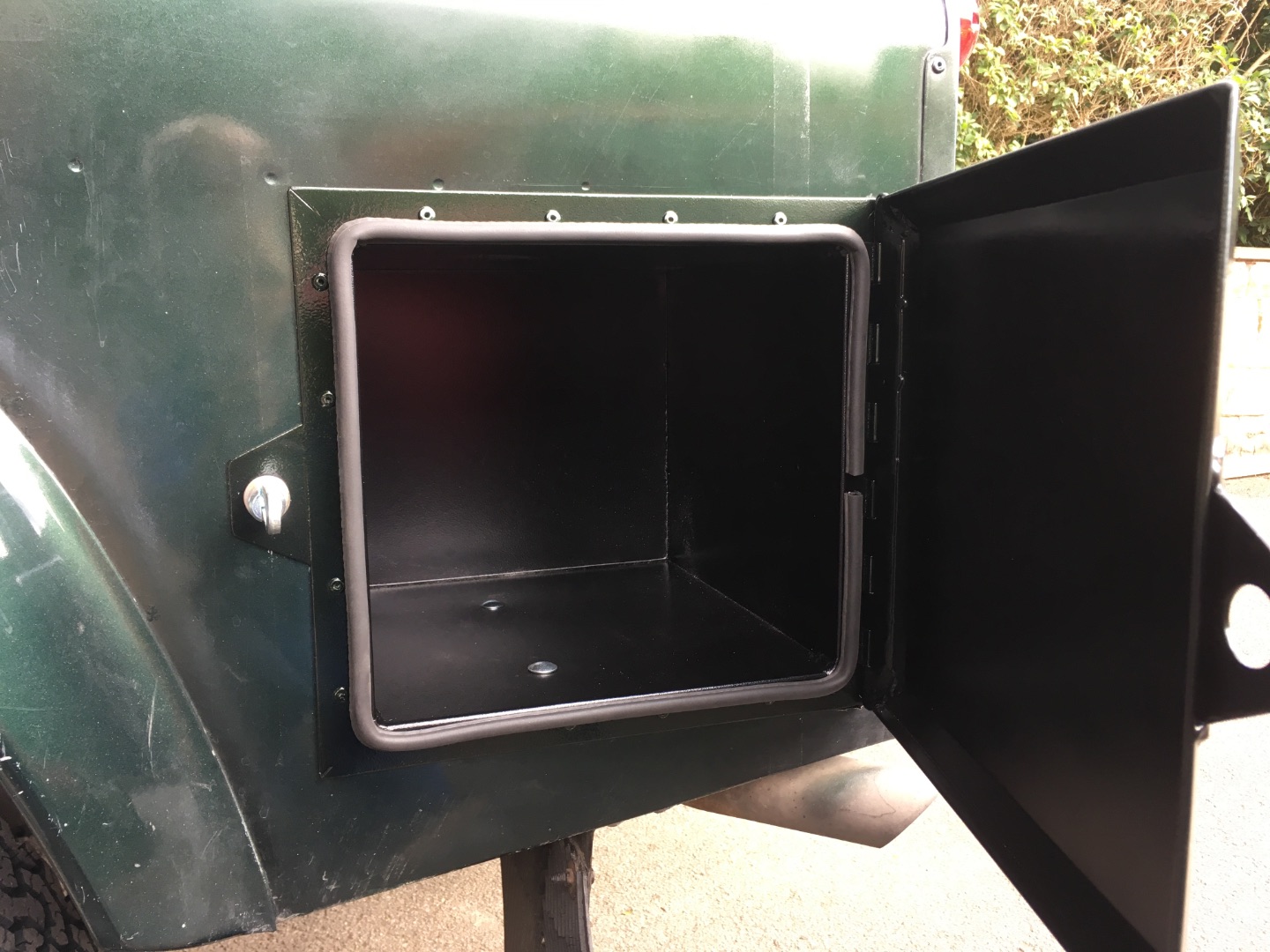 Side storage lockers - Defender Forum (1983 - 2016) - LR4x4 - The Land ...