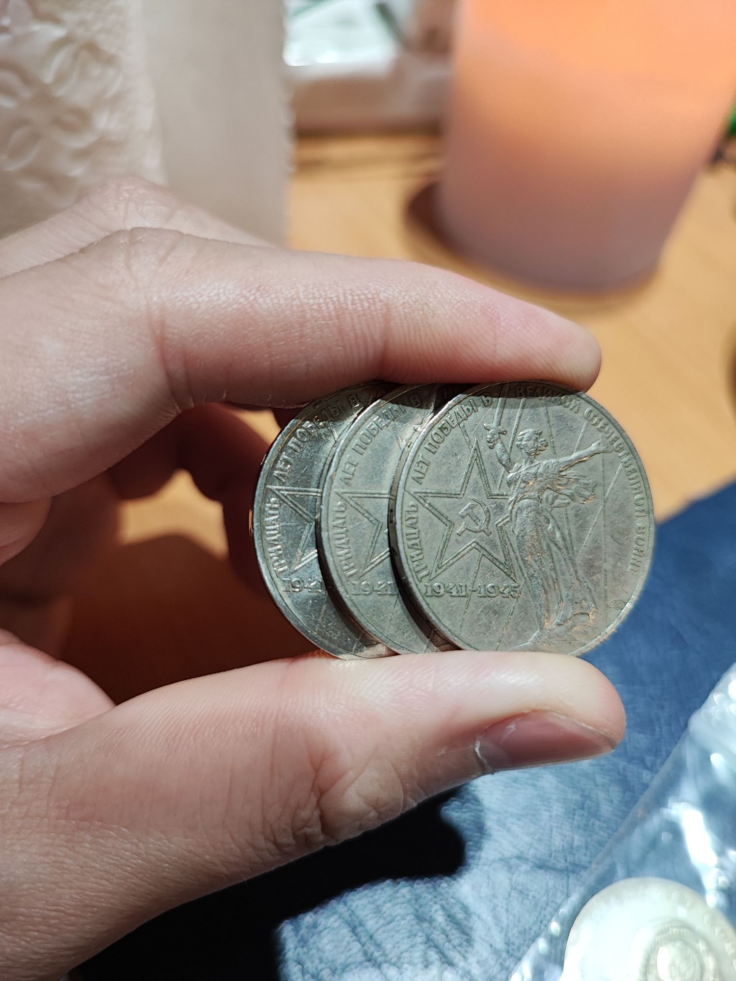 A question about the order of lettering on the edge of same coins ...