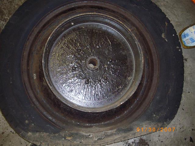Identify two old disk wheels (marked: 600--650x20). - What is it ...