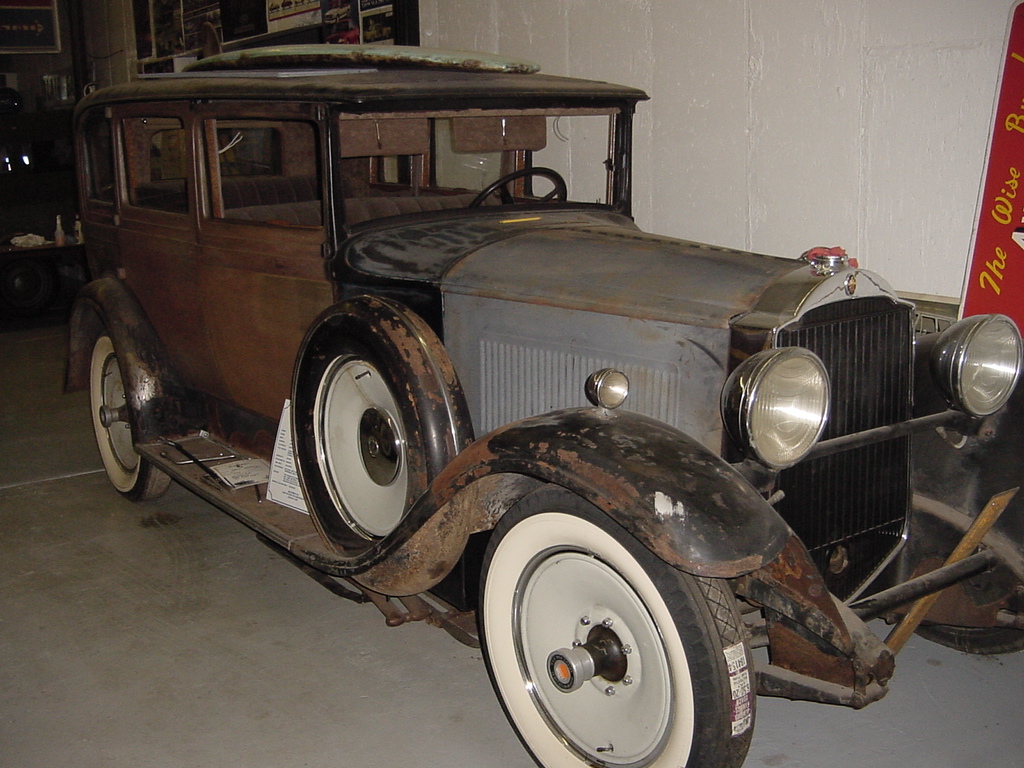 Valves and springs in a 1930 standard eight engine - Packard - Antique ...
