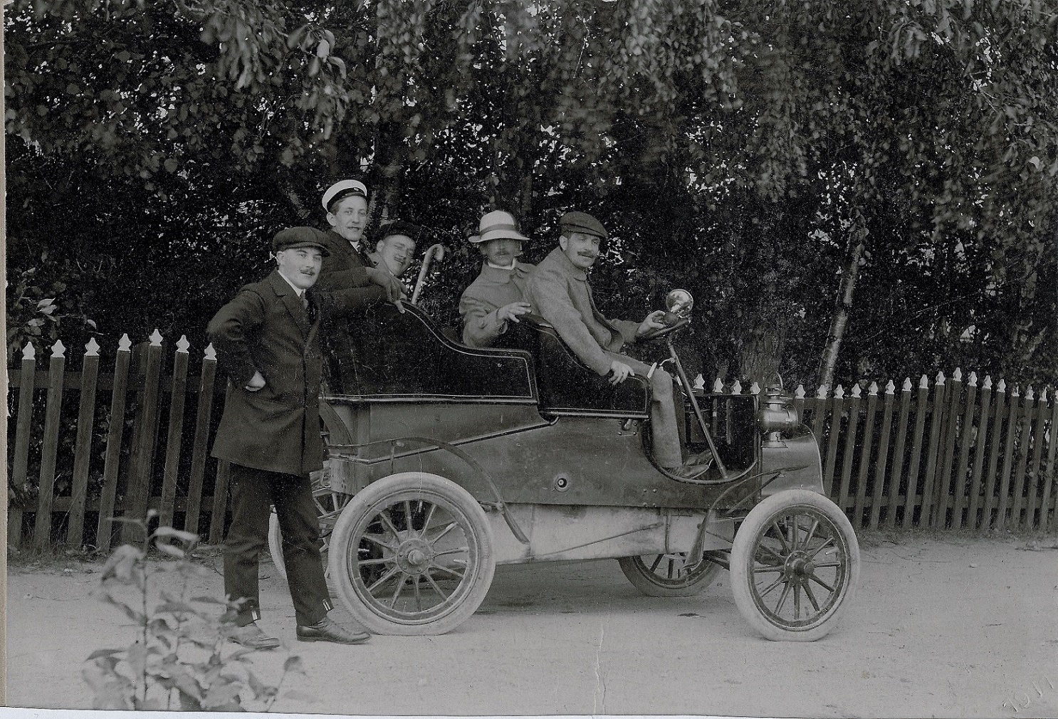 What year and model is this very early Ford. - What is it? - Antique ...