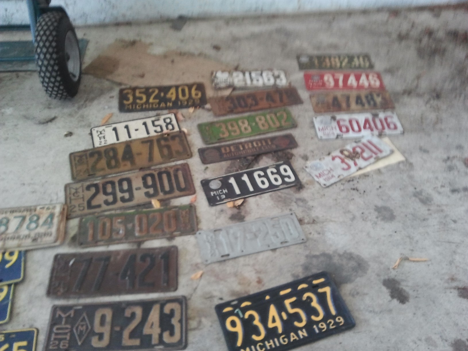 HUGE collection of 1911 through 1980s Michigan license plates. PRICED ...