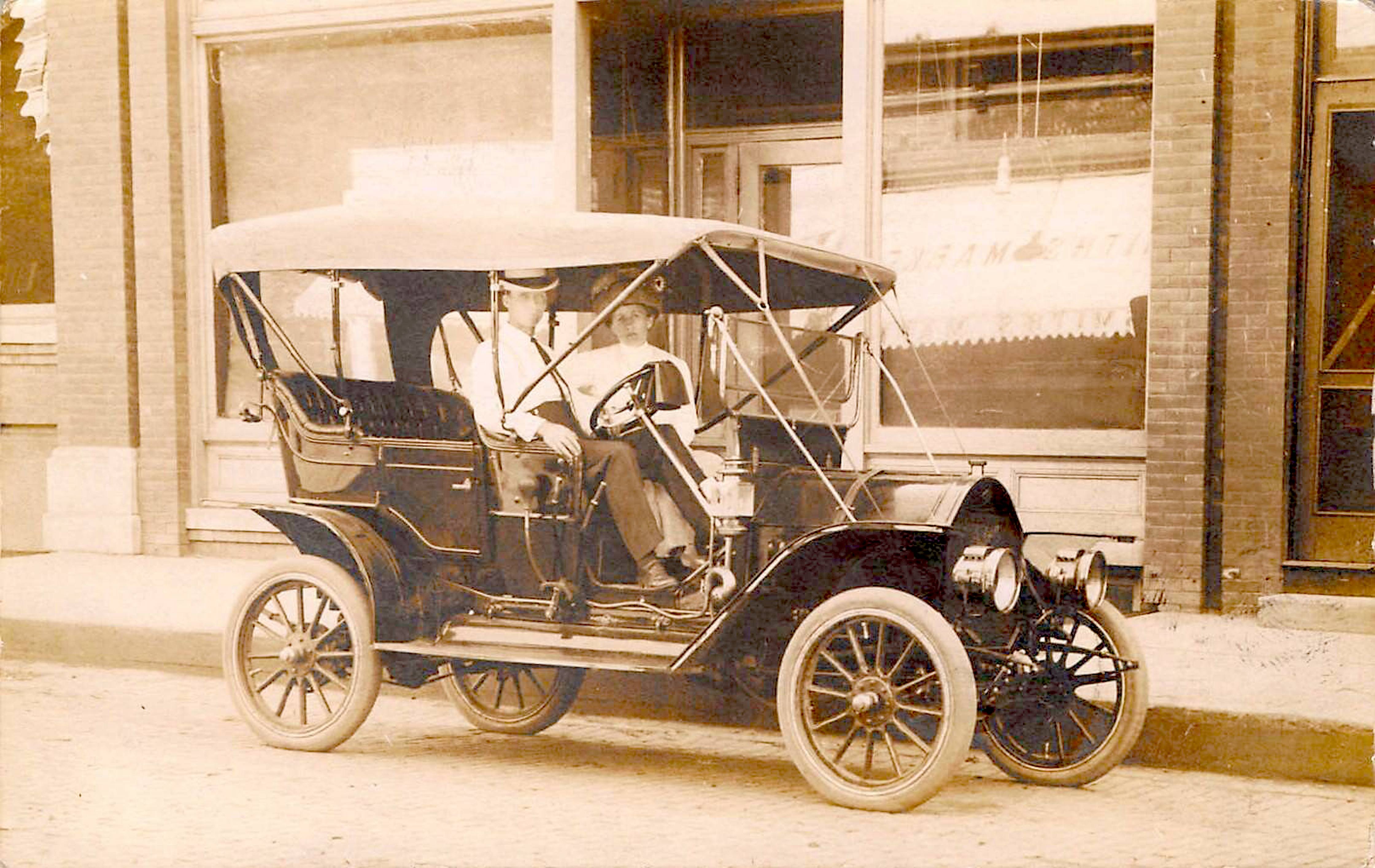 Can you identify this 1912-era vehicle? - What is it? - Antique ...