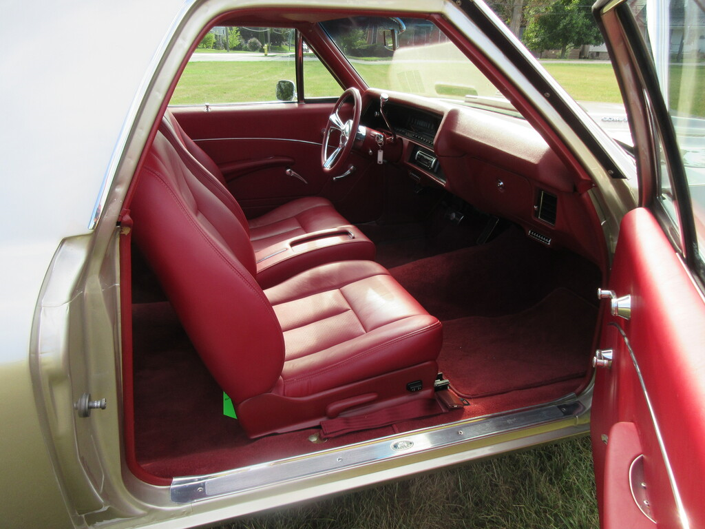 Can anyone identify the make, model and year of these seats? The base ...