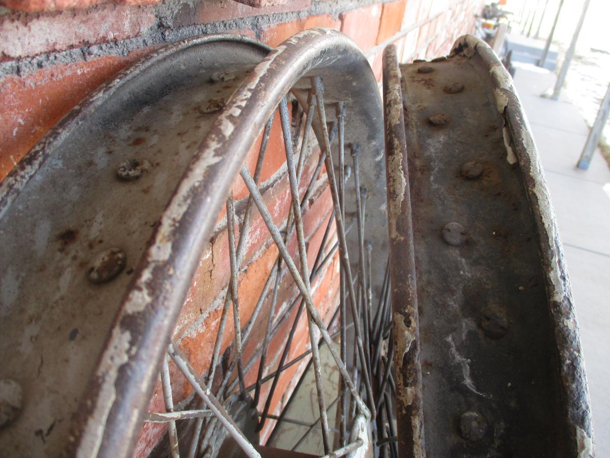 Are these 25" wire wheels like the ones the Stanley set the speed ...