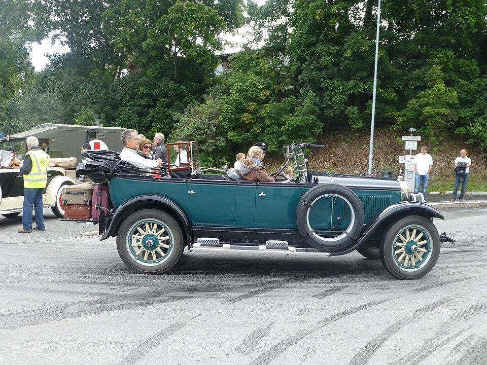 1925 Buick with wire spoked wheels and spares in both front fenders ...