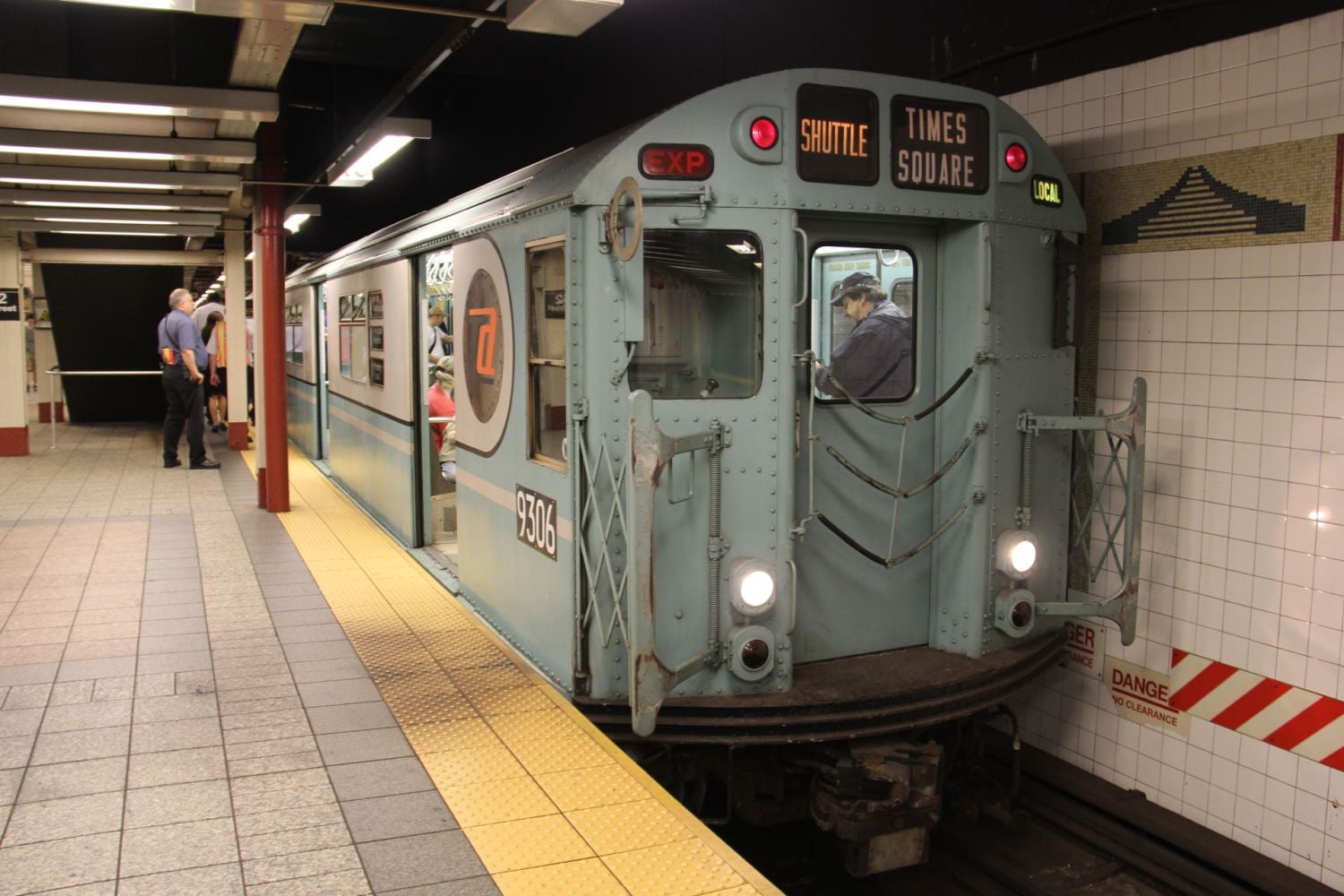 1963 R33WF #9306 (S) at Grand Central-42nd Street - Rapid Transit ...